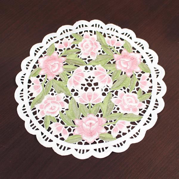 ■デザインコンセプト　存在感ある高密度カラー刺繍レース■商品について　花瓶をはじめオブジェや小物の下に敷くことで、家具などを傷や衝撃から守ってくれ空間を華やかにしてくれます。　サイズは3種類ご用意しています。　用途に併せてお選びください。（...