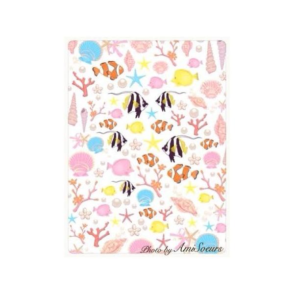 Ami Soeursらしく色をたくさん使った、熱帯魚や貝殻、パールをモチーフとした大人可愛いマリン柄のデザインとなっています。パールはパールのツヤ感を出すためにカラー分解ではなく、特色を用いて仕上げております。写真のお皿は直径16cmとなり...