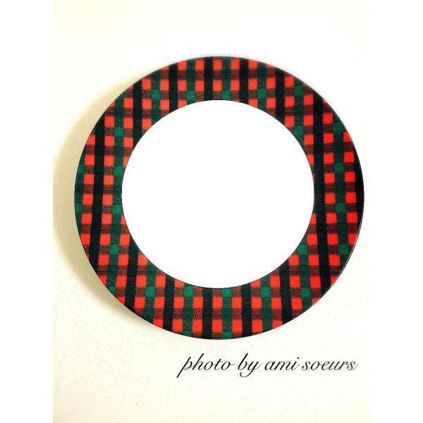 ファミリア風のチェック柄（赤）-ラージとなります。チェック柄の大きさは縦が約29mm、横が約26mmとなります。ラージとミニではチェックの大きさが異なりますのでご注意ください。詳細はお写真をご参照ください。サイズはA3(260mm x 40...