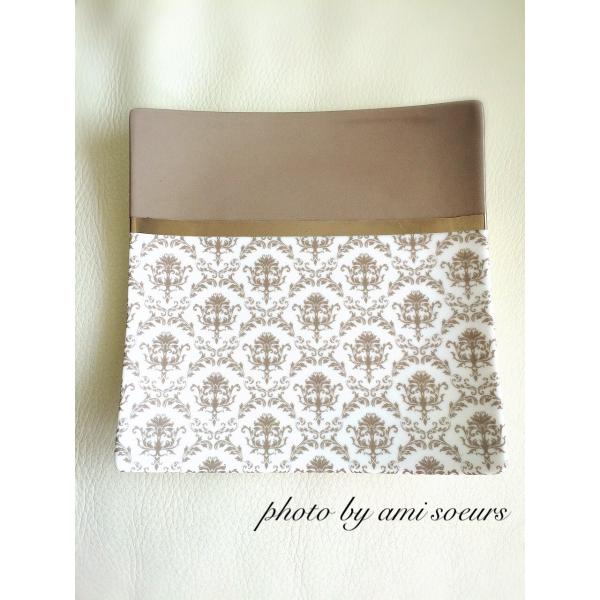 上品なグレージュの単色転写紙になります。サイズはA4サイズ（260mm x 200mm)になります。