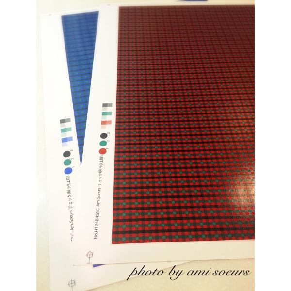 ファミリア風のチェック柄 - ミニの赤と青のセット販売となります。赤と青を1枚ずつご購入いただくよりお得になっています。チェック柄の大きさは縦が約15mm、横が約13mmとなります。どちらも同じ大きさです。また、ラージとミニではチェックの大...