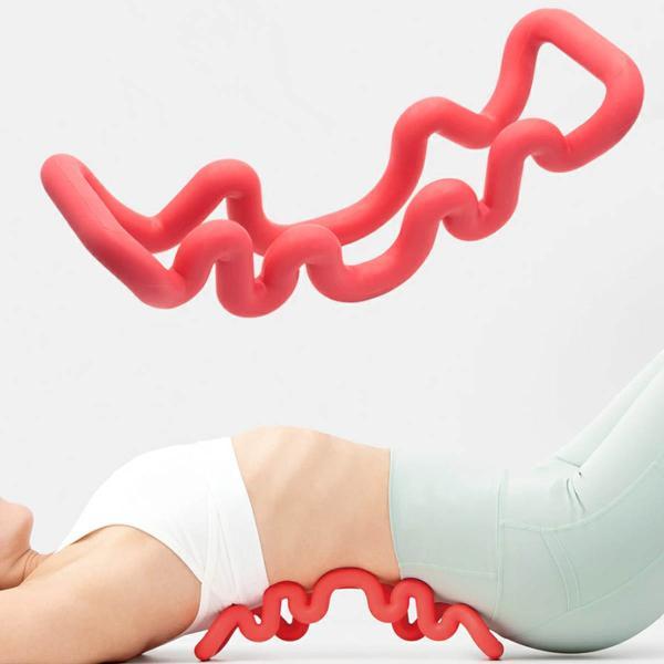 置いて寝転ぶだけ！ハマる刺激でスッキリ！揺らす！押す！伸ばす！頭、首、肩、背中、腰、お尻など全身に使える背筋や腰をグイっと伸ばしてストレッチ。両端を持って、首の後ろや頭にあてグリグリしてスッキリ。お尻の下に敷いて圧をかければ、凝り固まったお...