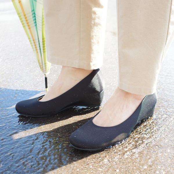 レインパンプスには見えない!!急に雨が降ってきても安心!!普段使いからレインにも対応できる。『汚れにくく、さらっとした素材感』で快適な強撥水加工!アッパーは撥水加工でしっかり水を弾き、お手入れも楽々。底面から2.5cmまで4時間の防水機能付...