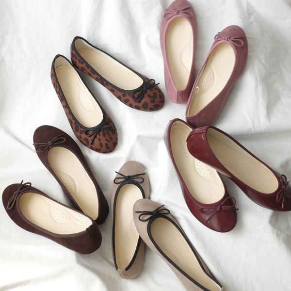 デイリー使いにも是非オススメな楽ちんパンプス!柔らか素材で履き心地良く、ぺたんこソールなのに大人可愛い！ コロンと丸いつま先に、ちょこんと品良くついたリボンは大人の女性でも 取り入れやすい媚びない愛らしさ!！ シンプルだからこそ綺麗なフォル...