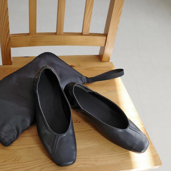 折らずにさっと出し入れできるポーチ付き！きれいめ携帯シューズ卒入学式・授業参観などフォーマルな装いにも好相性の、上品ですっきりとしたシンプルなデザイン。ふかふかクッションとやわらかソールで長時間でも疲れにくく、かかとのギャザーでパカパカしに...