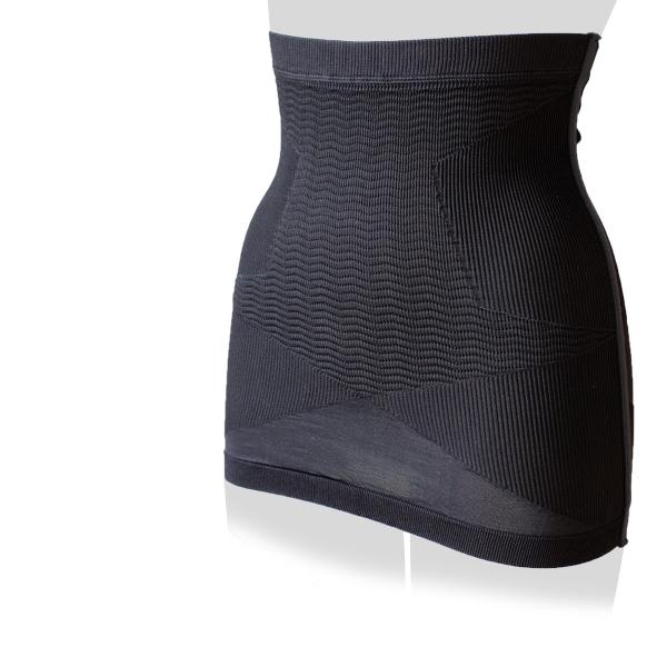 腹巻のように足元からさっと履くだけで腰をがっちりサポート！腰から骨盤にかけてリブ編みテーピングが後中央からしっかり固定するようにサポートしています。背骨部分に生地が伸びない編み技法を採用し腰が曲がりにくく設計しており、サイドボーンでズレにく...