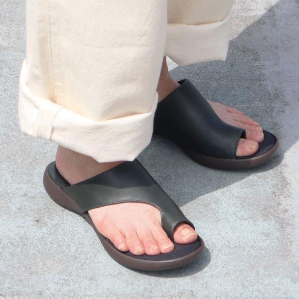 幅広甲高さんにおすすめのこだわりがつまったサンダル。前に歩きやすい『ローリング設計』のソールがポイントです。アシンメトリーなベルトが甲の部分を程よく見せ、カジュアル過ぎない大人な仕上がりです。夏にピッタリのネオンカラー「daidai」をはじ...