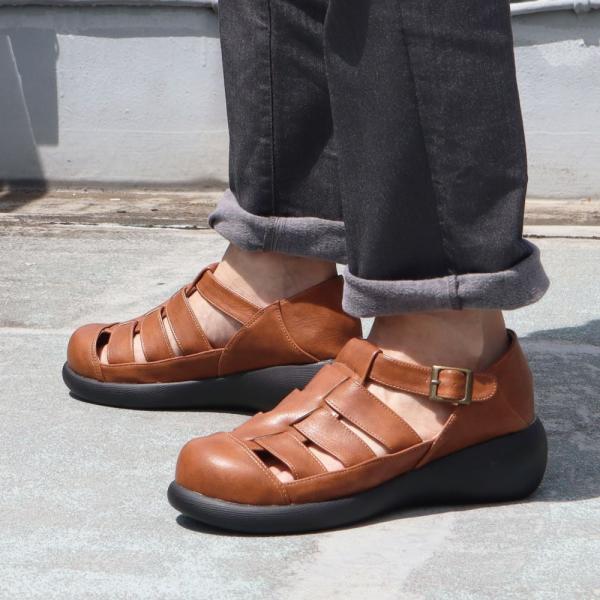 幅広甲高さんにおすすめのこだわりがつまったサンダル。前に歩きやすい『ローリング設計』のソールがポイントです。人気のグルカサンダルのメンズデザイン。年齢を問わない程よい肌見せでシューズっぽさを残しつつ、Nutsらしいキックバックデザインでかか...