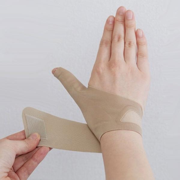手首や指の負担に悩んでいる方へ！極薄生地のバンドを親指から手首に巻くだけの簡単装着で腱鞘をサポート！極薄の弾性素材を縫い目のない無縫製仕上げで作製しました。薄くてもしっかりと支えてくれる不織布ボーンを採用し、パソコン操作や手先仕事でもピタリ...