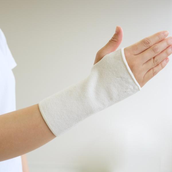 肌へのやさしさと暖かさにこだわったソフトで軽やかな装着感。特殊な高伸縮伸び(のびのび構造)で包み込むように身体にフィットシルクはアミノ酸を含んだ天然繊維で、人間の皮膚に近い性質を持っており、調湿作用に優れ、ムレにくくて肌触りもしなやかです。...