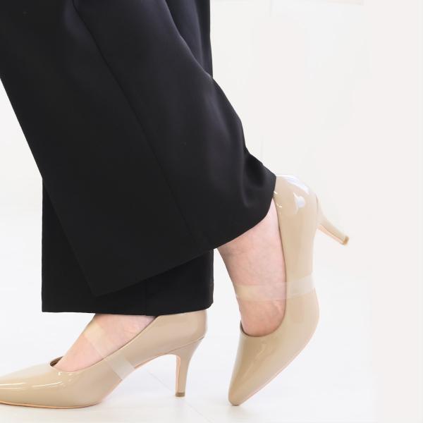 簡単装着で足と靴のフィット感を高め、靴脱げを防止します。透明な伸縮ゴムなので、装着していても目立ちにくいです。靴が脱げそうで歩きにくい、そんな時にパンプスフィットバンドをつけるだけで解消!お気に入りの靴や買ったばかりの靴なのにサイズが大きく...