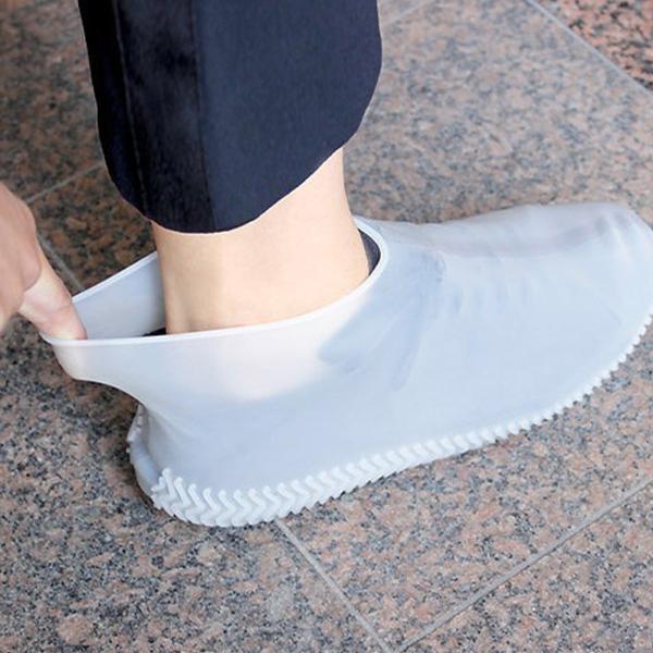 履いてる靴に被せて使用するシリコン素材の防水シューズカバー伸縮性があり、靴や足首にピッタリフィット雨の日はもちろん、キャンプや野外イベントでの泥汚れ防止にもおすすめ。シリコン素材を使用しているため、雨具にありがちな野暮ったさがなくスマートに...