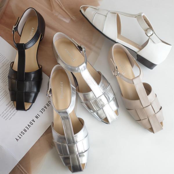 トレンドライクでカジュアルなデザインのグルカサンダル。低すぎない1.5cm強のヒール。接地面積の広いヒールで安定感があり安心して歩けます。今や定番になりつつあるグルカデザイン!縦横に組んだパーツは幅に変化をつけてバランス良くまとめました。足...