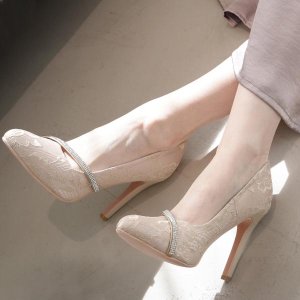 華やかなビジューラインがゴージャスな10cmハイヒールパンプスどこから見ても立ち姿すっきりしっかり美脚に魅せてくれます。スラリと伸びた細身のヒールが女性らしく存在感バツグン!結婚式のお呼ばれやパーティー二次会、女子会、謝恩会、同窓会など幅広...