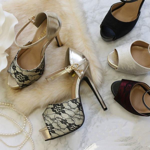 美脚度の高い13cmヒール×プラットフォームがインパクト抜群。レース使いが印象的で美脚を演出!華やかに足元をいろどる美人見えサンダル厚底ストーム付きなので意外と安定感があり履きやすく、パーティーやお呼ばれにもぴったり。【カラー】ブラック(レ...