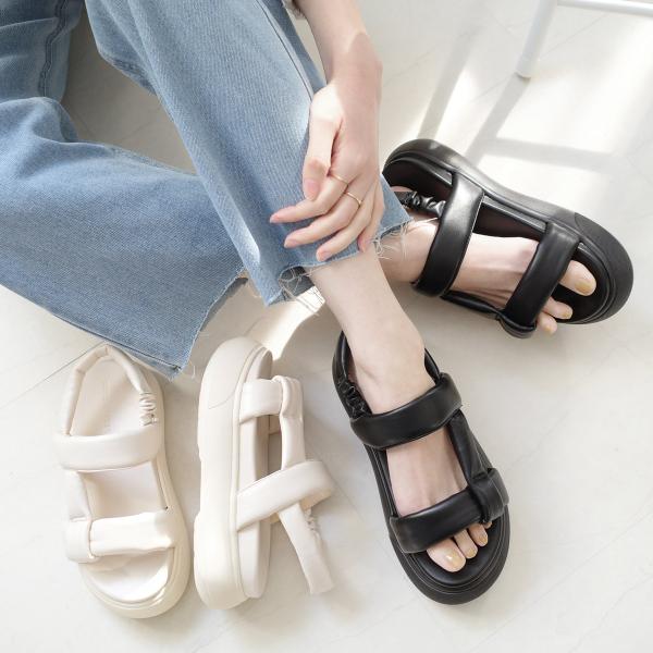 ぷっくり丸みのあるボリュームパデッドストラップサンダルフック・ボタン・ベルクロ・調節金具等のないミニマルなデザイン！足を入れてストラップをかかとに引っ掛けるだけでOK足に優しくフィットしてくれてとても楽に履けます。ストラップ裏はさらっとした...