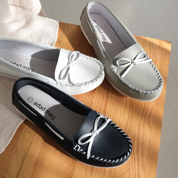 軽量！ソフトな本革使いで柔らかな履き心地のモカシンシューズフラットなローヒールで歩きやすく、甲を深く覆うデザインが安定感をプラス。リボンのワンポイントが魅力のカジュアルシューズ。丸いつま先のデザインで可愛らしく、ゆったりした履き心地なのでソ...