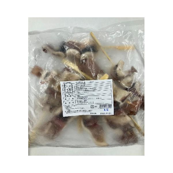 【冷凍】北太平洋沖で漁獲されたムラサキイカの身と耳を一口サイズにカットして串に刺しました。※在庫以上の数量をご希望の場合は、お手数ですがご注文前に弊社までお電話にてご連絡頂きたくお願い申し上げます。