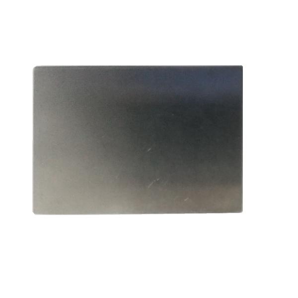 プレス加工品の端材で作られております。多少の擦り傷等がありますので、予めご了承下さい。材質  アルミ A5052厚さ 1mm  サイズ  105mm×148mmプレス加工品の端材を手ごろなサイズにレーザーカットした製品になります。保護フィル...