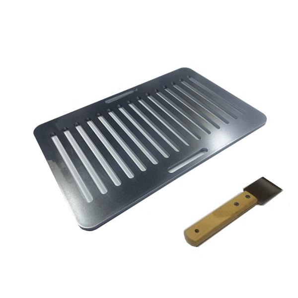 【発売日：2024年09月15日】スリットに傷があるためアウトレットにしました。写真を見て納得の上お求めください。鉄板とおまけのヘラ付の販売になります。コンロは付いていません。 ヘラ等で四方から持ち上げることができるデザインになっています。...