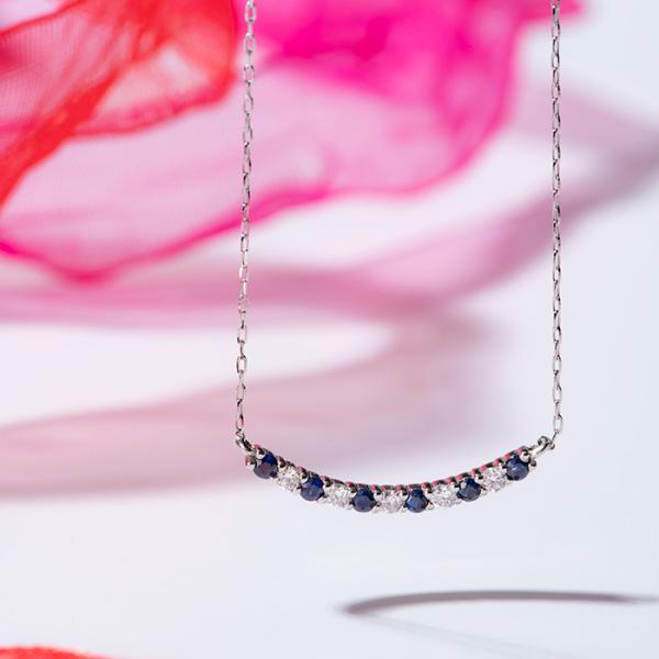 【価格改定のお知らせ】 原材料高騰に伴い、2026年5月1日(金)より本製品の価格を改定させていただきます。サファイヤは、ダイヤモンド、ルビー、エメラルドと並んで"四大宝石"の一つです。ラテン語で"青"を意味する９月の誕生石で日本名では"蒼...