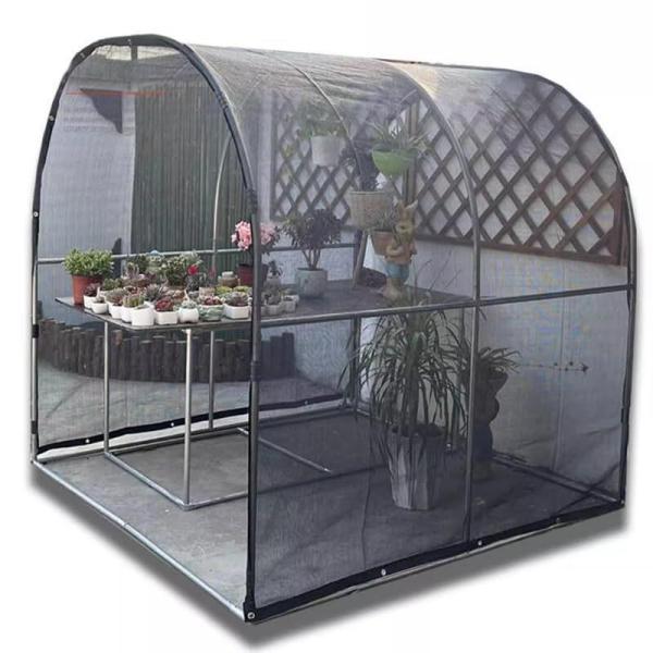 【高品質】日よけカバーは高密度ポリエチレン製で軽量で耐久性に優れています。優れた通気性と伸縮性を提供し、内部の温度を快適に保つことができます。夏には強い日差しから植物を守り、冬には霜から保護する役割を果たします。これにより、1年を通じて植物...