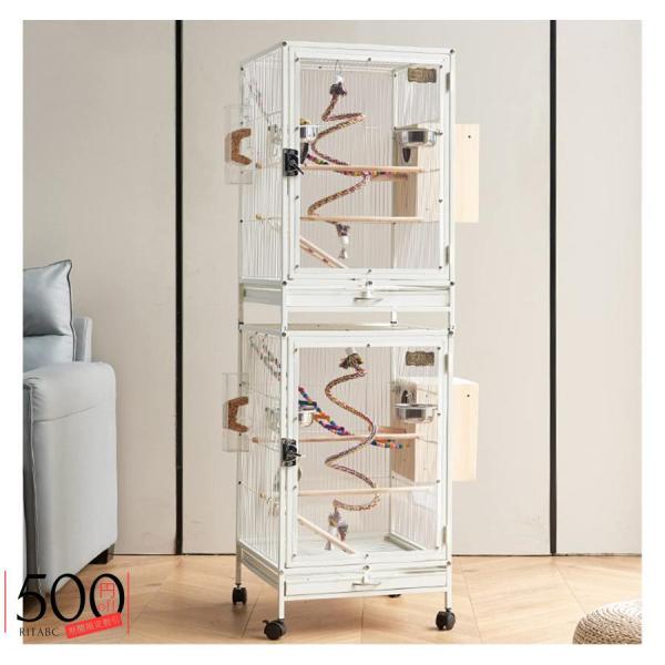 優れた視聴効果：鳥かごの前面は高精細アクリル素材でできており、視聴効果に優れています。 ケージの前面がクリアなので、中身が一目でわかるので、ペットとの距離が簡単にわかります。 他の3つの側面は、耐久性と通気性に優れた高強度の低炭素鋼線ででき...