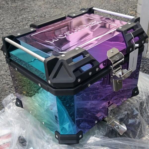 WoshiDer バイク用リアボックス 大容量  取付ベース付 簡単脱着 鍵2本付 フルフェイス対応 四角 バイクボックス トップケース(カラード)商品コード：55068479175型番：防振-耐久-剛性強化-角部補強サイズ：オーロラメタル...