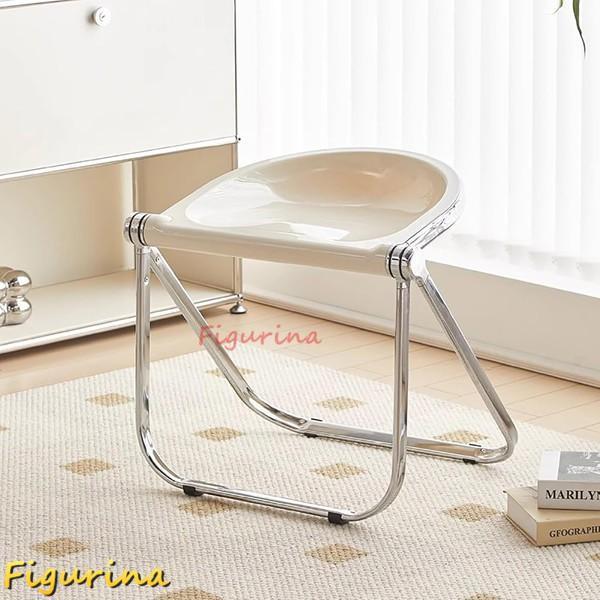 安全で快適： チェアの足には滑り止めのゴムパッドが付いており、安心してご利用いただけます。屋外のダイニングを一新： モダンでスタイリッシュなアクリル製の折りたたみダイニングチェアは、パティオやビストロ、レストランなどの屋外スペースを格上げし...