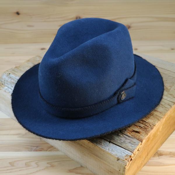 最終在庫品　サイズに偏りがありますが　本当のフェルトハットがこの価格。サイズが合えばお見逃しなく　実寸表示で頭周を紐で計ってもらえればその寸法が実寸ですのでピッタリの商品になります。本場南米の本格派フェルトハット　ストリーム。ちょっとスーツ...