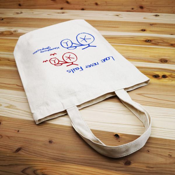 大人気のYOYOデザインの癒し系トートバッグ。LOVE NEVER FAIL のシルクプリントトートバッグ。鎌倉ジオグラフィック人気のデザイン素材　　　　　　コットン　100%サイズ　　　　　350 x 370 x 90 ハンドル　　　　5...