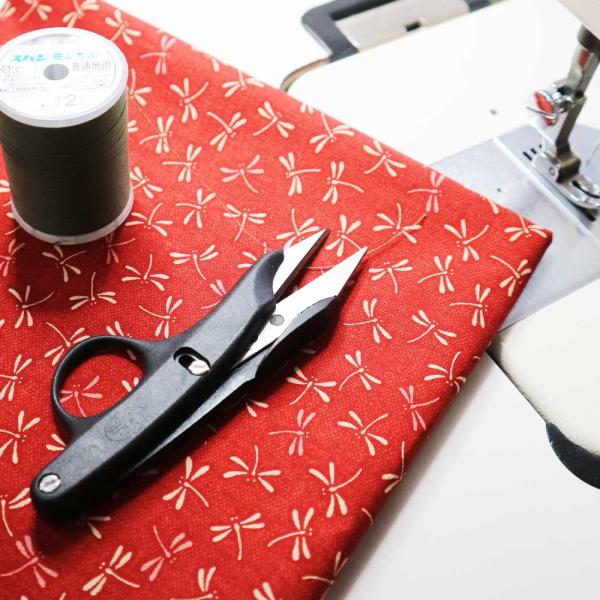 メール便対応商品　　Yen200　送料　手の指に装着しながら、他の作業も行いそして物をカッティングできる優れものです。手芸の専門家が効率的に仕事を遂行するために使われたハサミの芸術品です。プッシュカットモデル！同型製品にニードルワークがあり...