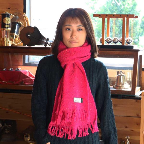 Mucros Weavers(マクロス）/ ケルズ　ピンクアランテイストは編み込みをより鮮明に表現した独特な編み方の名称。実にしっかりとした質感が伝わるこのアランスカーフ。本当に滑らかで心地よい着け心地です!「マクロス」は生地を取り寄せてい...