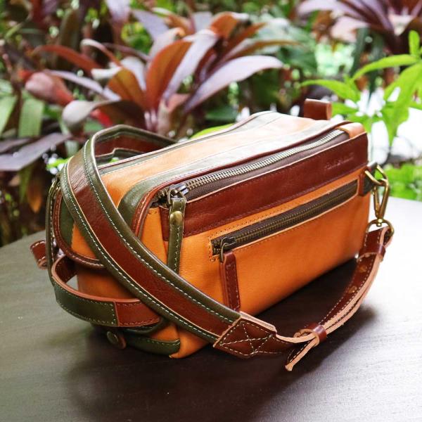 ペニシュミント革鞄　クロスマイティー　セカンド＆ショルダーバッグ　机の上に置いてバッグが横になって中身がでたり お支払いの時バッグが安定せずに脇で抱えて慌ただしく支払いに対応している人の悩みを解消するペニッシュミントの新作クロスマイティー。...