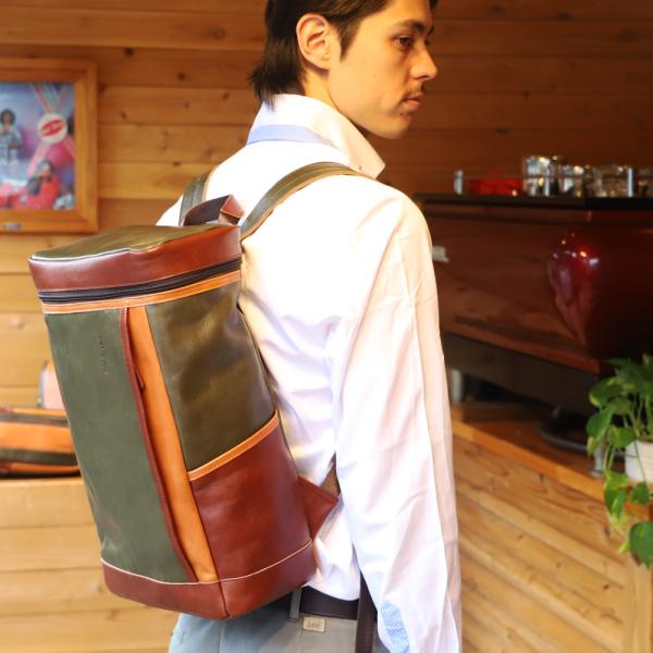 グローブレザーならではのしなやかさがフルオープンの出来パックを実現した。限りなく軽快なフットワークと使い心地。革のデイパックでは定評のあるペニッシュミントの最高級レザーデイパック。このラクセル・デイパックは使い勝手を重視し、更にデザインにも...