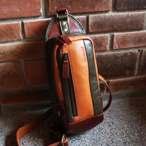 ペニシュミント革鞄　ストリームライン　ワンショルダーバッグ。スタイリッシュなこれからのワンショルダーバッグ。 余計な飾りやポケットを全て排除し　本当に必要な機能や仕様だけを残すとこのワンショルダーに行きつく。メインルームは背負ったまま開閉し...