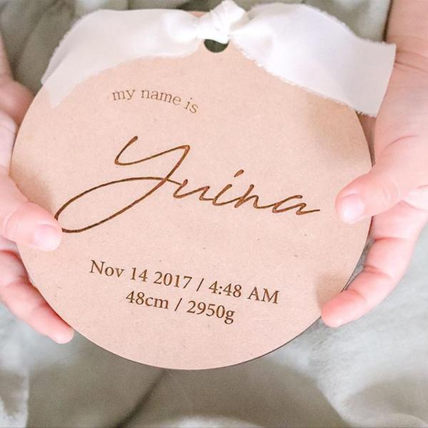 セット内容 ─────バースプレート（商品のリボンは標準でついております）イーゼルスタンド付き素材 ──MDF 4mm (木材)サイズ───11cm×11cm※商品画像については、ご利用のモニター環境により、色合いが異なって見える場合がござ...