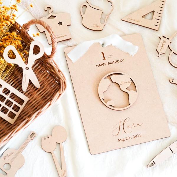 セット内容 ─────〈お名前・誕生日を刻印〉メモリアルボード＋選び取りカード 12枚セット1.バイオリン：Music2.電卓：Calculator3.野球：Sports4.洋服：Fashion5.万年筆：Study6.お財布：Money7...