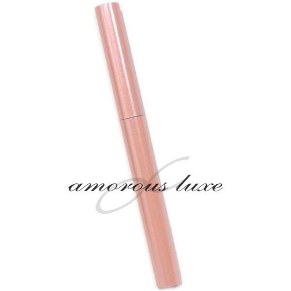 ●コスメポーチやポケットに入る携帯に便利なスティック型アトマイザー（香水詰め替え容器）シンプルながらに洗練された印象が魅力。●肌に塗る感覚で香水をつける人気のロールオンタイプ。スプレータイプのアトマイザーに比べ、噴射しないので香水が広がらず...