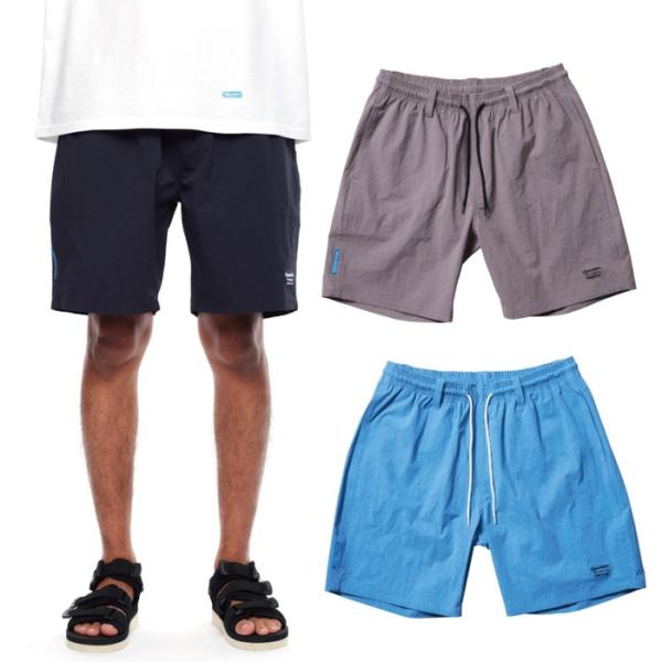 Liberaiders (リベレイダース)ストレッチ性とCORDURAナイロンの強度を兼ね備えた生地を染色職人の手で揉んだ独特のシワ感がポイントのショーツ。左裾にLiberaiders Destination Unknownの刺繍。シンプル...