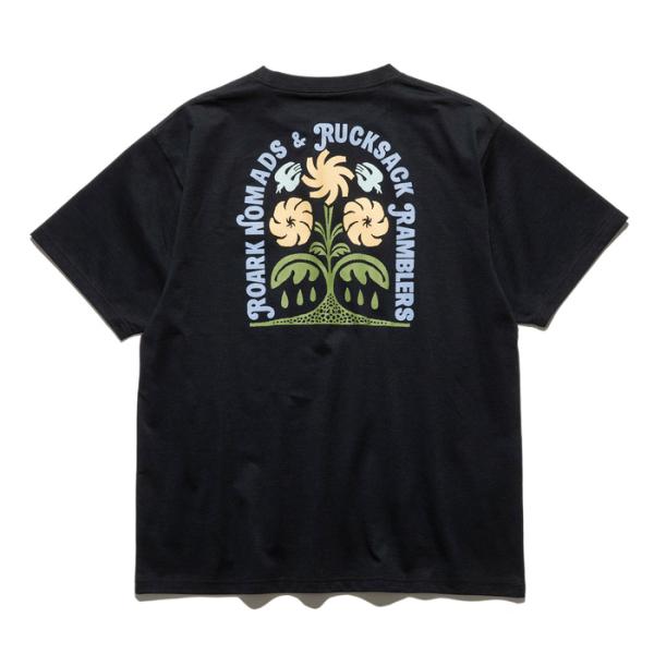 ROARK REVIVAL (ロアーク リバイバル)25SSシーズンの旅の舞台、西オーストラリアにインスパイアされたグラフィックのS/S Tシャツ。サラリとした質感にドライで柔らかな肌触りで快適な着心地を併せ持つFine Tech Dry ...