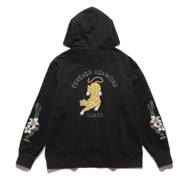 ROARK (ロアーク)12.5ozの裏毛仕様で適度にリラックスしたシルエット。グラフィックは刺繍で表現。サイドにリブを使ったオリジナルボディーが快適性を高めます。