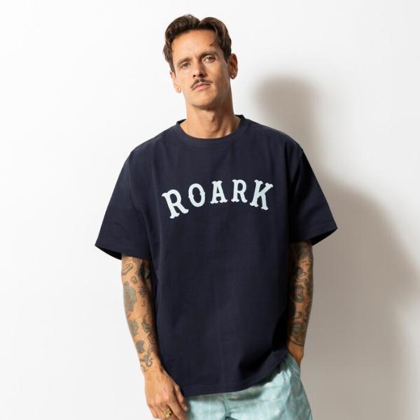 ROARK (ロアーク)ROARK定番のMEDIEVALデザインをプリントしたグラフィックTシャツ。14ozのヘビーウェイトで仕上げたタフなボディは、高い耐久性と安心感のある着用感で、世界中のまだ見ぬ景色を追い求めるあなたのパートナーとして...