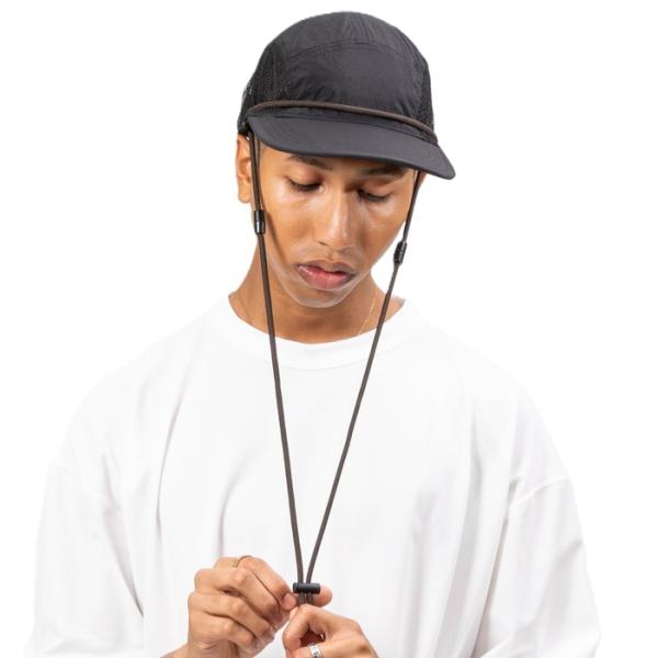 UNFRMOUTDOORSTANDARD｜ユニフォームアウトドアスタンダード撥水加工が施された軽量で柔らかなナイロン素材を使用したショートブリムのメッシュキャップ。6パネルでサイドの2か所にメッシュ素材を採用。取り外し可能なあご紐と日よけが...