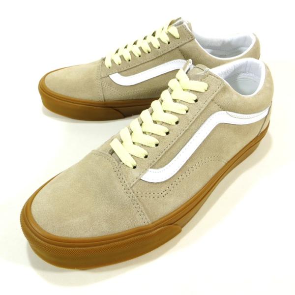 VANS (バンズ)アイコニックなサイドストライプを最初に採用したモデル。1977年の誕生当時はスタイル 36と呼ばれたこのモデルの最大の特徴であるサイドストライプのデザインは、創業者であるポール・ヴァン・ドーレンが書いた落書きがもとになっ...