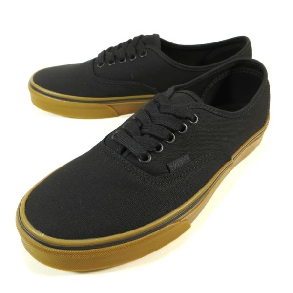 VANS (バンズ)このシューズがすべての始まり。かつてスタイル 44と呼ばれた、VANS初めてのシューズであるオーセンティックは、1966年の誕生以来、耐久性のあるキャンバスのアッパーとワッフルパターンのアウトソールで一躍人気となり、クリ...