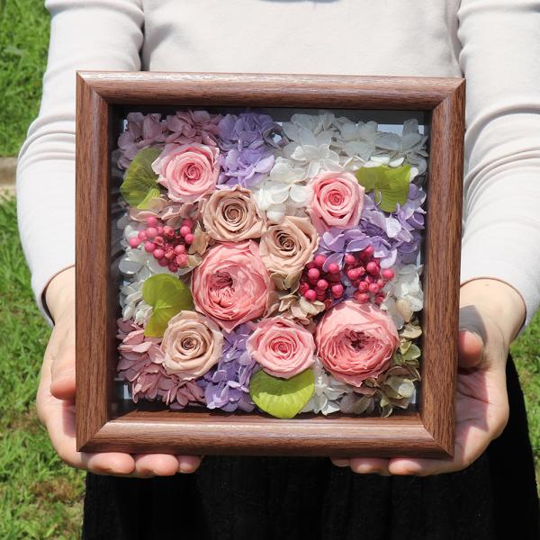 「ココットのフレームフラワー」は、くすみカラーのピンクをベースにしたアレンジ。すべてプリザーブドフラワーを使用します。お誕生日プレゼントはもちろん、開店祝い、開業祝い、退職祝いにおすすめ。フレームはガラスがついているため、ホコリが入らないの...
