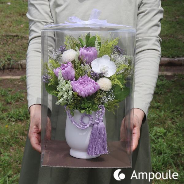 凛とたたずむ白と紫をベースにしたプリザーブドフラワー仏花のお供え花。やさしいアレンジが、故人への想う心に寄り添います。白・桃・紫からタッセルの色をお選びいただけます。 ご希望の方にお供えピックをお付けします。 ご注文時にお申し付けください。...