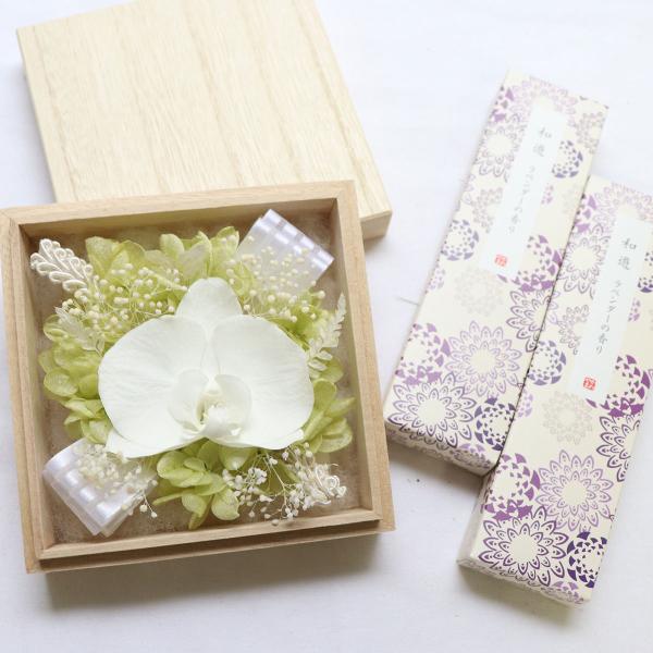 桐箱にアレンジしたプリザーブドフラワーのお供え花とラベンダーの香りのお線香2箱セット。お供えアレンジとお線香を１つの箱にお入れして掛け紙をお掛けしてお届けします。お供えの花は、プリザーブドフラワーなので、生花の仏花がもたない夏の季節などにぴ...