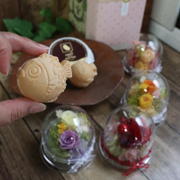 かわいいプリザーブドフラワーのドームアレンジとコロンとした形がかわいい鯛の最中のセットです敬老の日、還暦・古希・喜寿・傘寿・米寿・卒寿・白寿・百寿などの長寿祝い、誕生日にもぴったりです。●お花についてお花はプリザードフラワーのドームアレンジ...